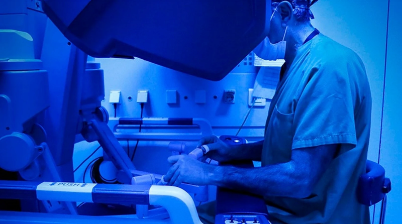 Robot opera con éxito a un primer paciente en el Hospital La Fe de Valencia