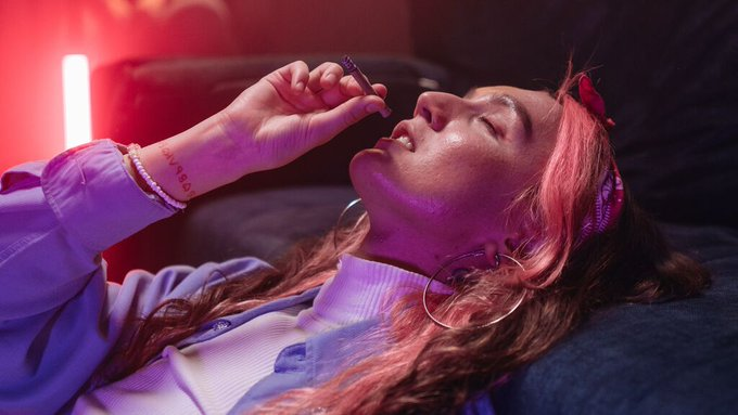 Fumar cinco porros semanales podría ser un riesgo para salud, según ...